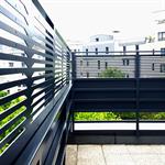Terrasse moderne avec parapet haut en métal noir FENCE Paris