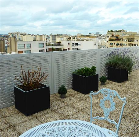 Terrasse dallée avec garde corps tressé gris FENCE Paris